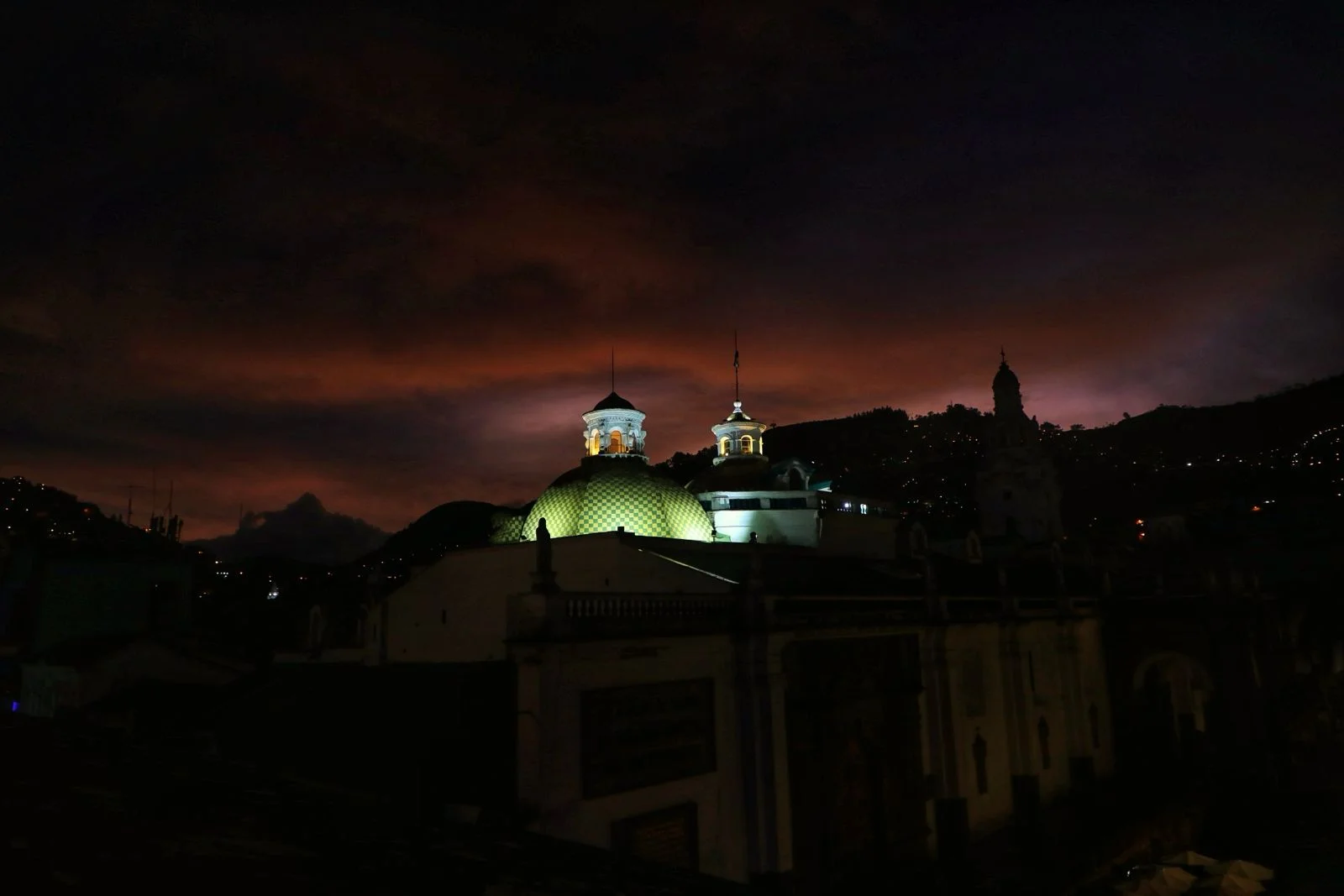 ¡Quito te inspira! El centro del mundo desde tus ojos - Quito Turismo
